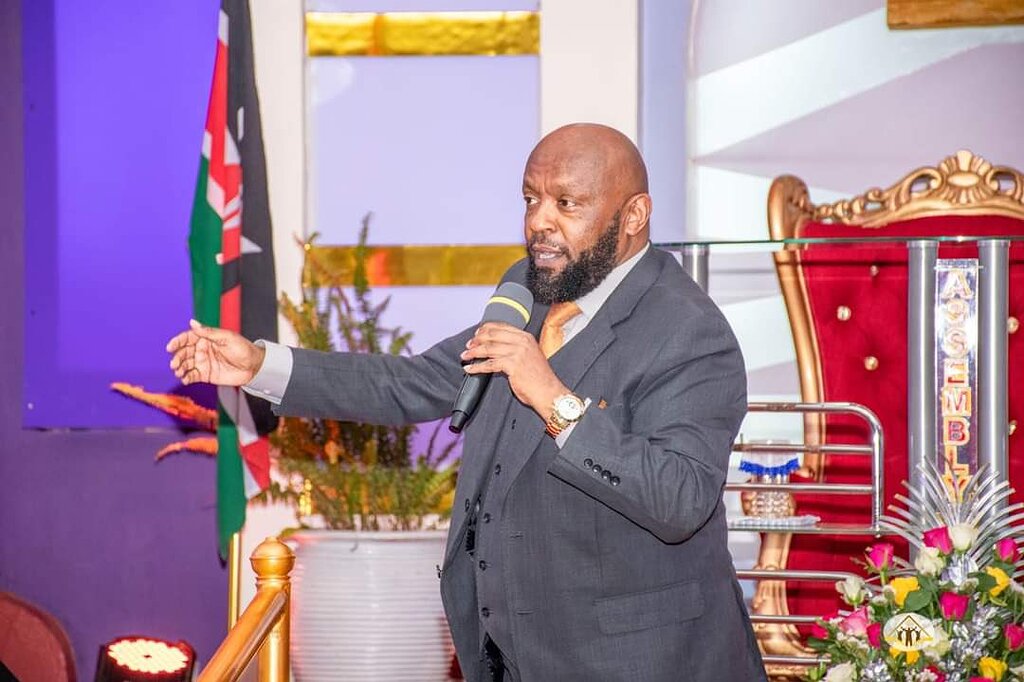 VIDEO: Bishop Theuri( Revered Ruth Wamuyu's husband) filmed with lanyes in a club akinywa mvinyo ...