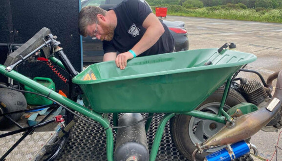 English Mechanic Builds the World’s Fastest Wheelbarrow. British UDA ...
